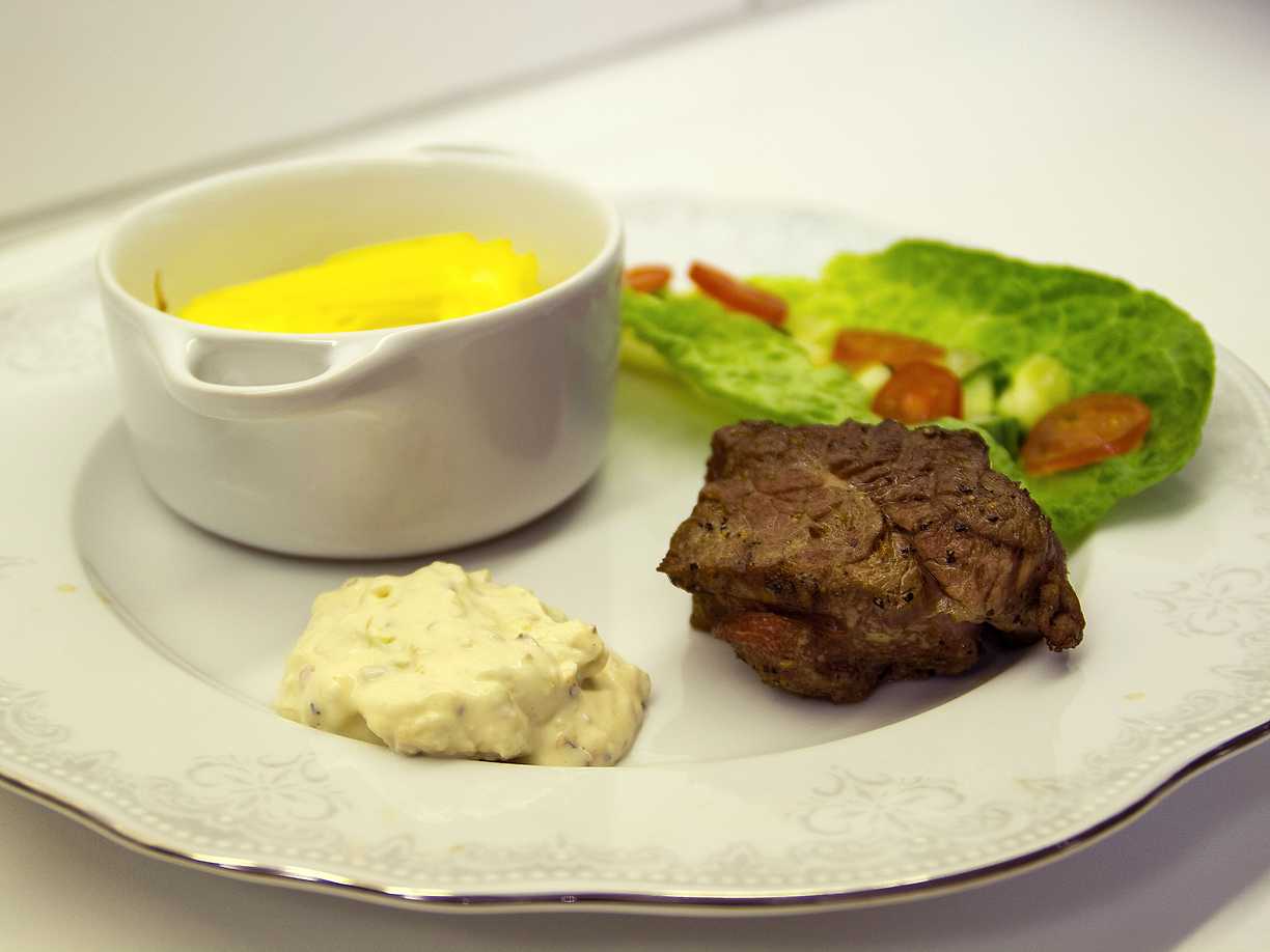 Kalvfilé , med geggamojjasås och potatismos | Köket.se