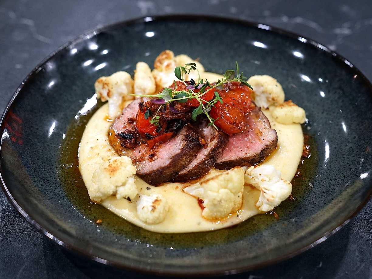 Kalvfilé med krämig polenta, rostad blomkål och salsicciasky | Köket.se