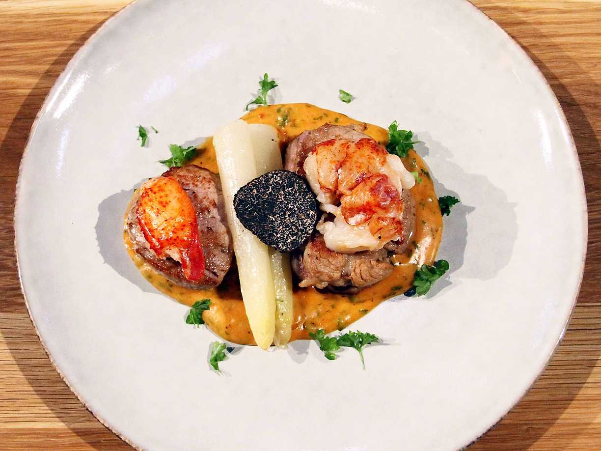 Kalvfilé Oscar med smörkokt hummer, choronsås, vit sparris och tryffel ...