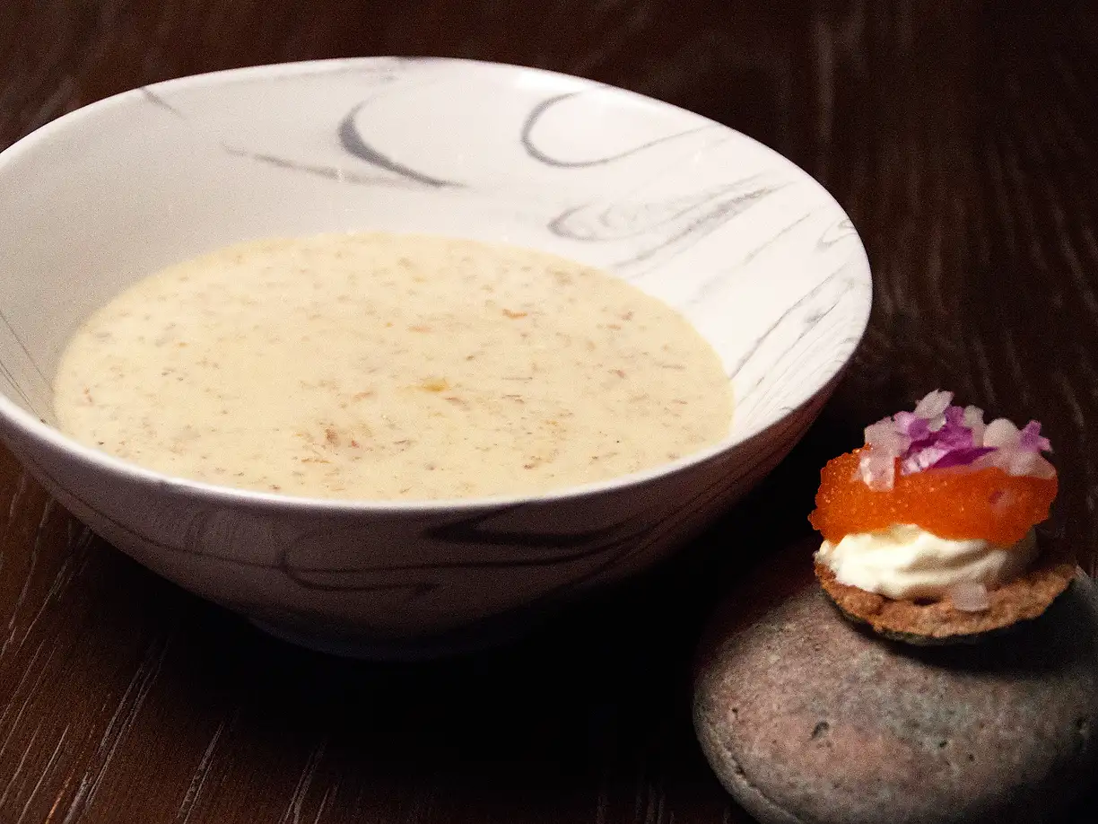 Kantarellsoppa med smörstekt trattkantarell och "knäcketoast on the ...