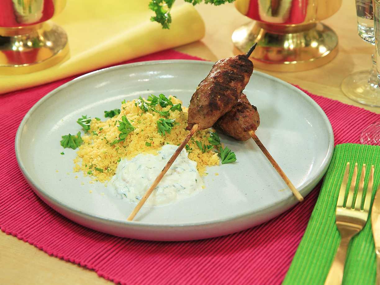 Kebabspett med couscous och äppel- och myntatzatziki | Köket.se