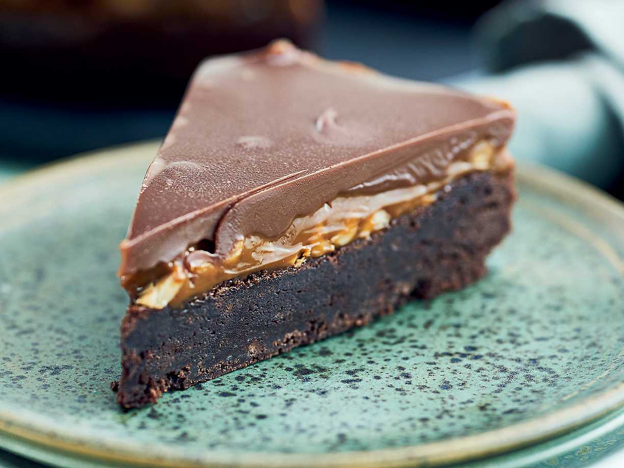 Kladdkaka med kola och jordnötter | Köket.se