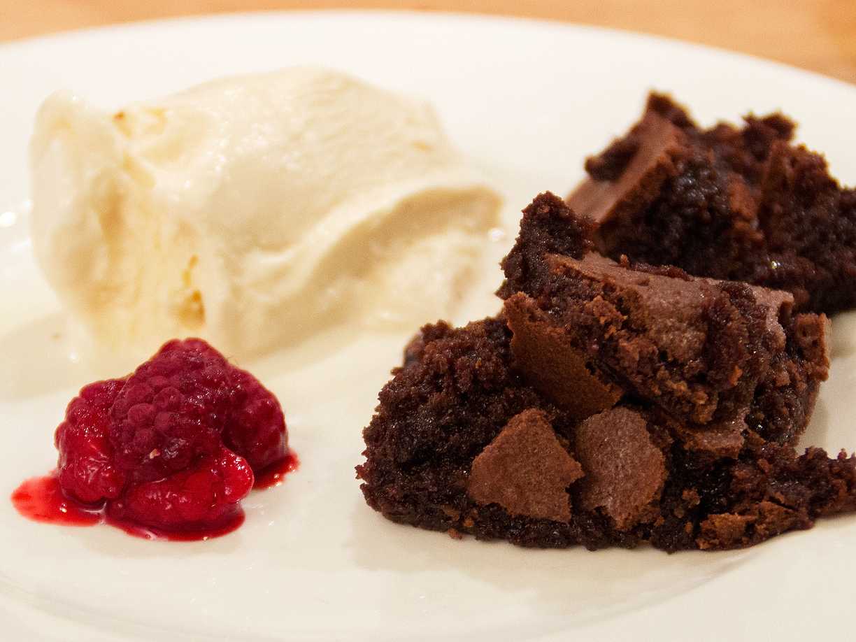 Kladdkaka med vispgrädde | Köket.se