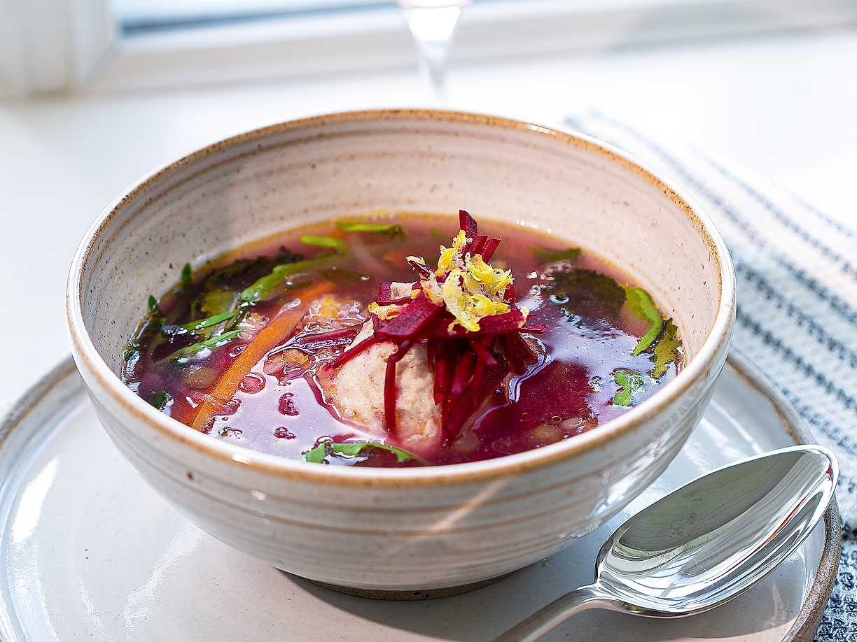 Klar soppa med kycklingqueneller | Köket.se