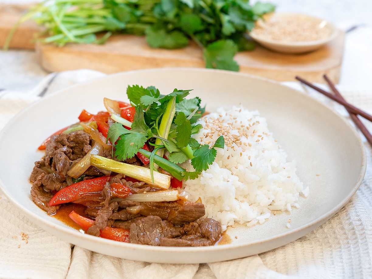 Klassisk wokad biff med lök | Köket.se