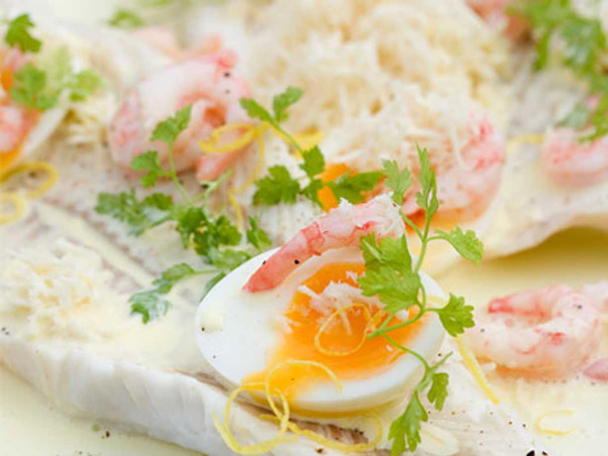 Kokt fisk med ägg och räkor | Köket.se