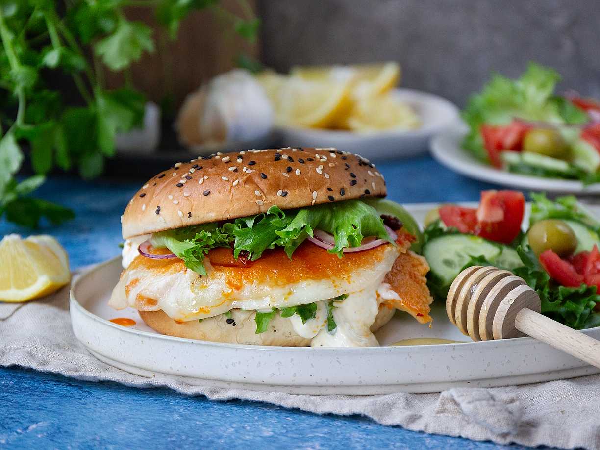 Grekisk burgare med saganaki, chili, honung och citron | Köket.se