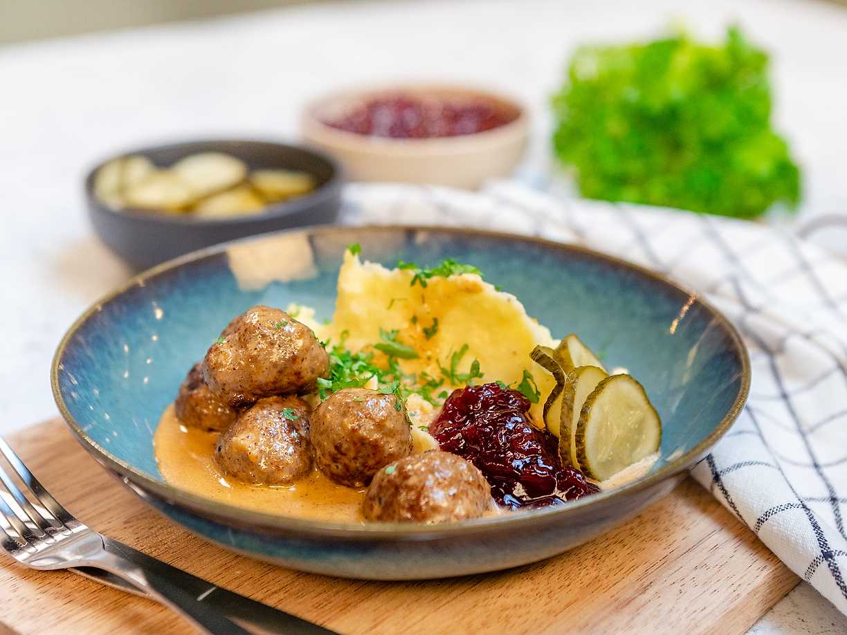 Köttbullar med potatismos och gräddsås | Köket.se