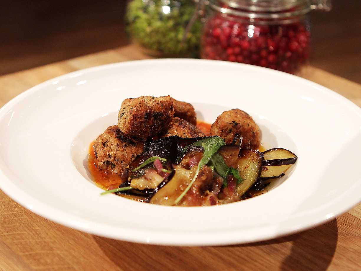 Köttbullar med tomatconcassé och rostad aubergine | Köket.se