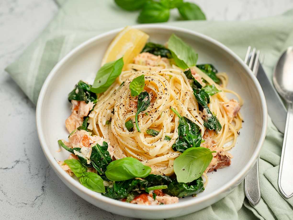 Krämig citronpasta med varmrökt lax och basilika | Köket.se