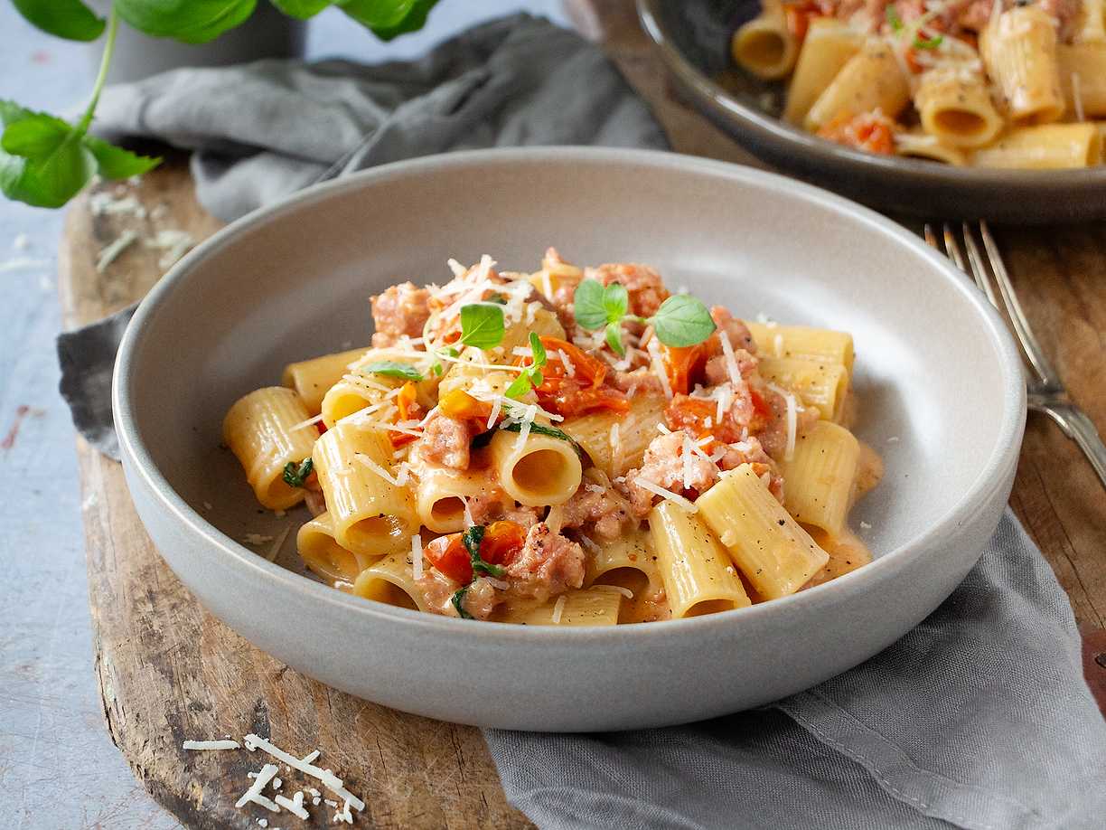 Krämig salsicciapasta med färska tomater och parmesan | Köket.se