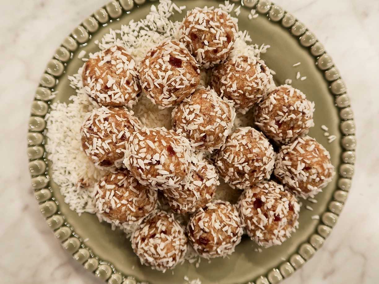Krämiga havrebollar med dadlar och kokos | Köket.se