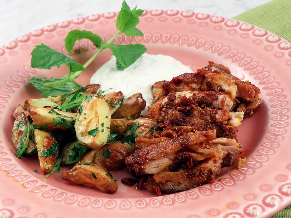 Kycklingkebab med myntasås och örtpotatis | Köket.se