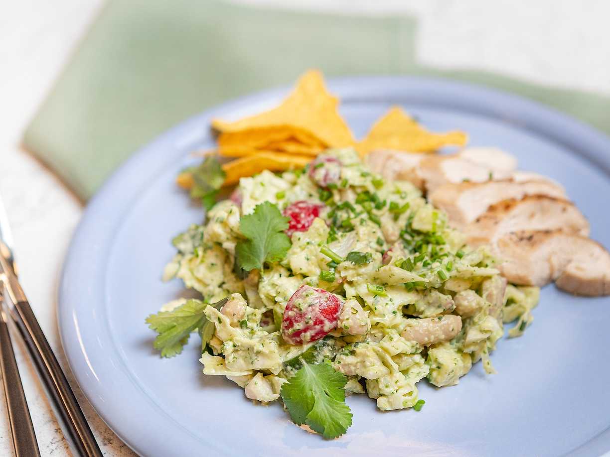 Kycklingsallad med green goddess-dressing | Köket.se