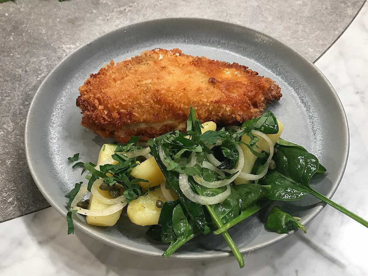 Kycklingschnitzel med ljummen potatissallad | Köket.se
