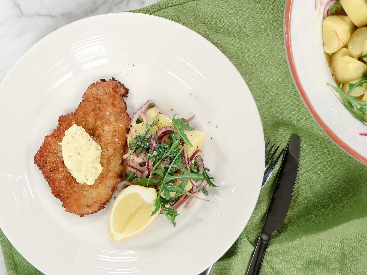 Kycklingschnitzel med potatissallad och citronsmör | Köket.se