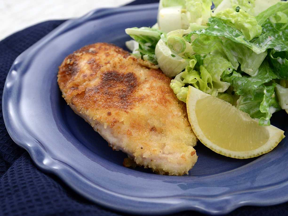 Kycklingschnitzel med sallad och sardelldressing | Köket.se