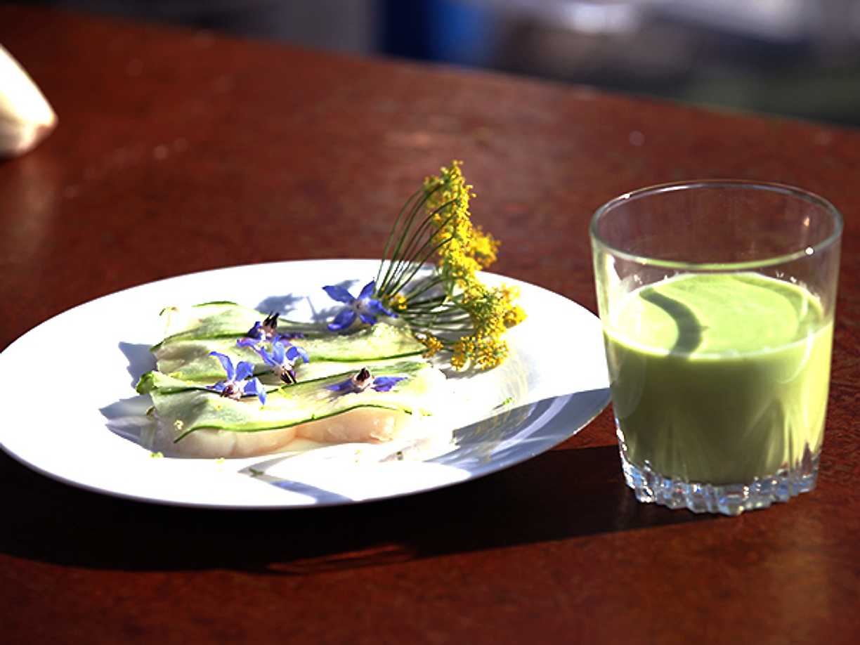 Kyld gurk- och krondillsoppa med fläderblom | Köket.se