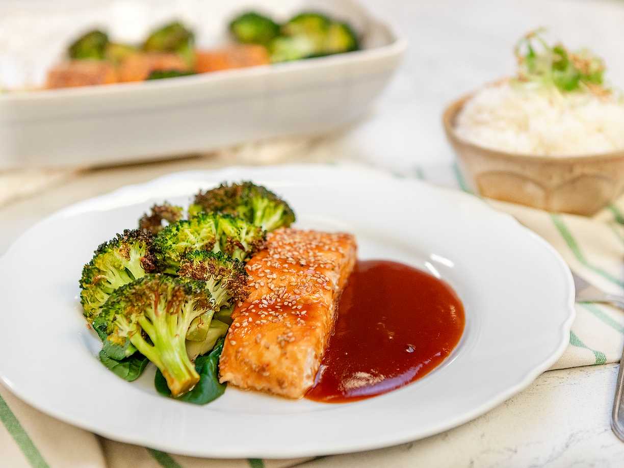 Lax med srirachasås, sesam och ris | Köket.se