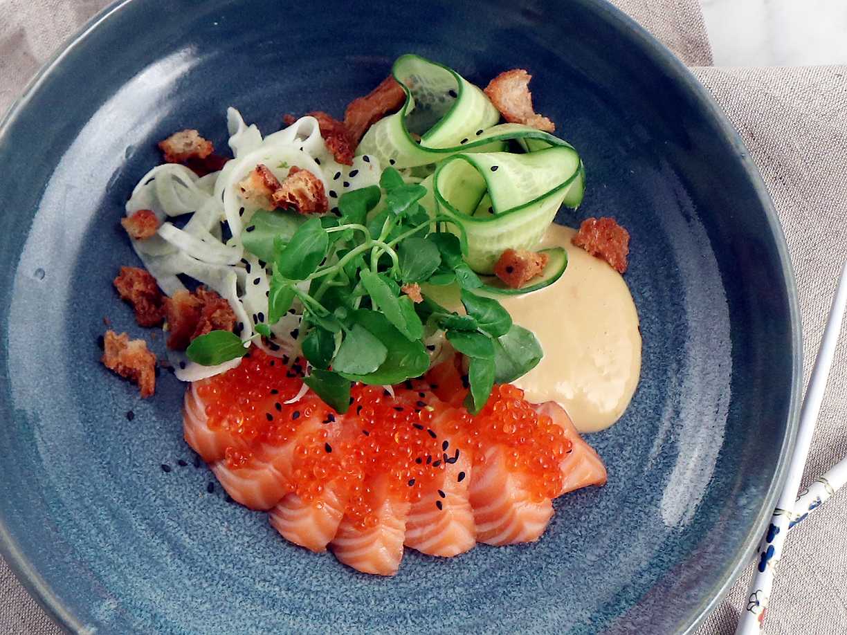 Laxsashimi med fänkål, ingefärs- och apelsinmajonnäs samt brödcrunch ...