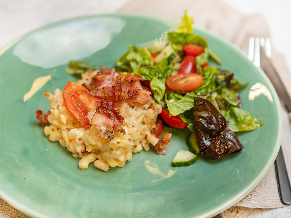 Makaronilåda med bacon och lagrad ost | Köket.se