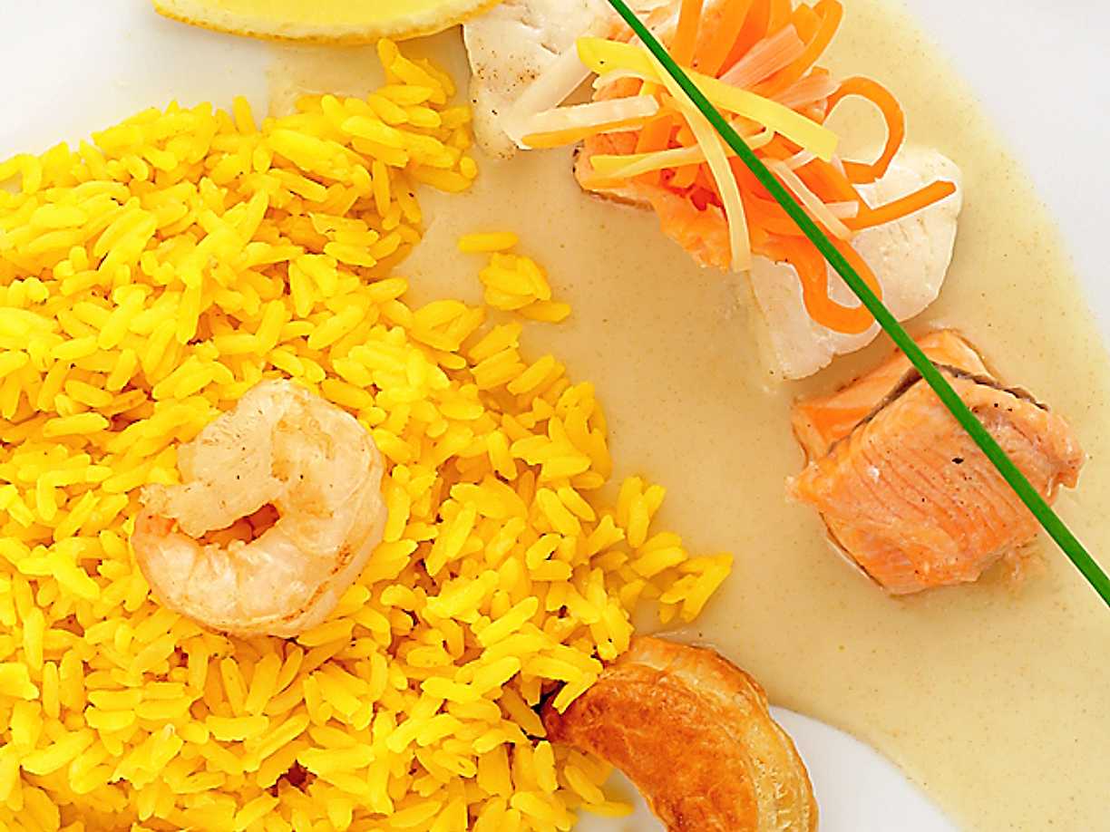 Marulk, lax och jätteräkor med saffransris | Köket.se