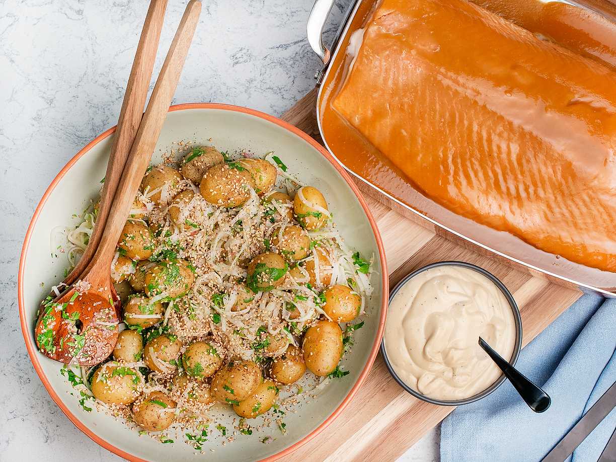 Misobakad lax med potatis- och kålrabbisallad | Köket.se