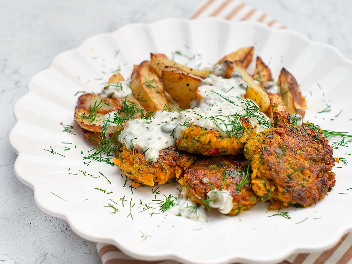 Morotsbiffar med klyftpotatis och tartarsås | Köket.se Morotsbiffar med klyftpotatis och tartarsås | Köket.se