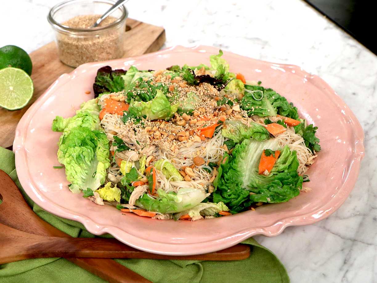 Nudelsallad med krämig kyckling och jordnötter | Köket.se