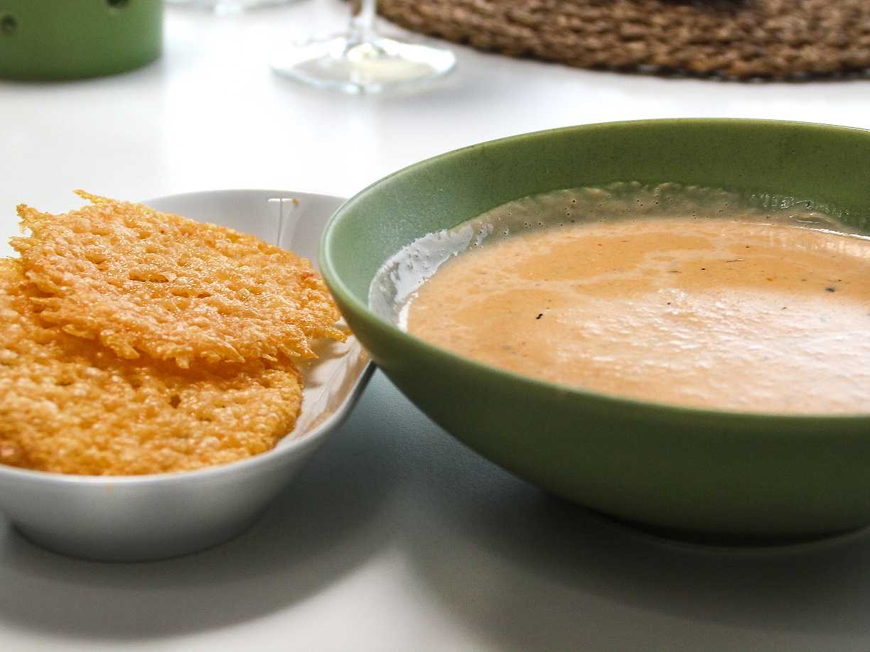 Öländsk trattkantarellsoppa med parmesanflarn | Köket.se