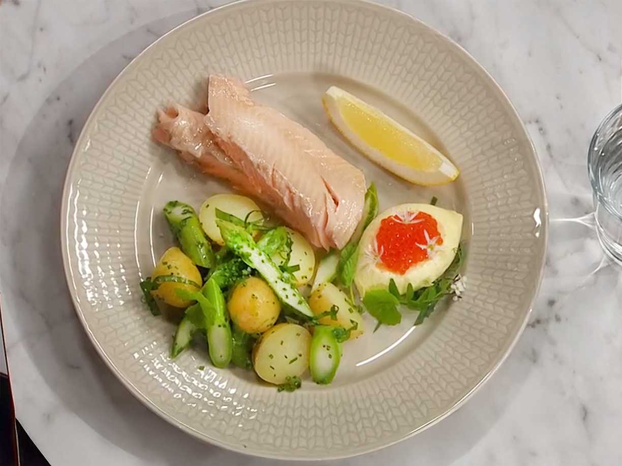 Örtfylld röding med färskpotatis | Köket.se