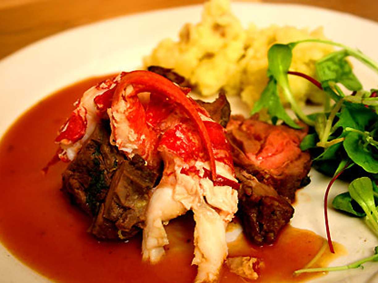 Örtstekt hjortryggbiff med hummer, tryffelsky och mandelpotatispuré ...