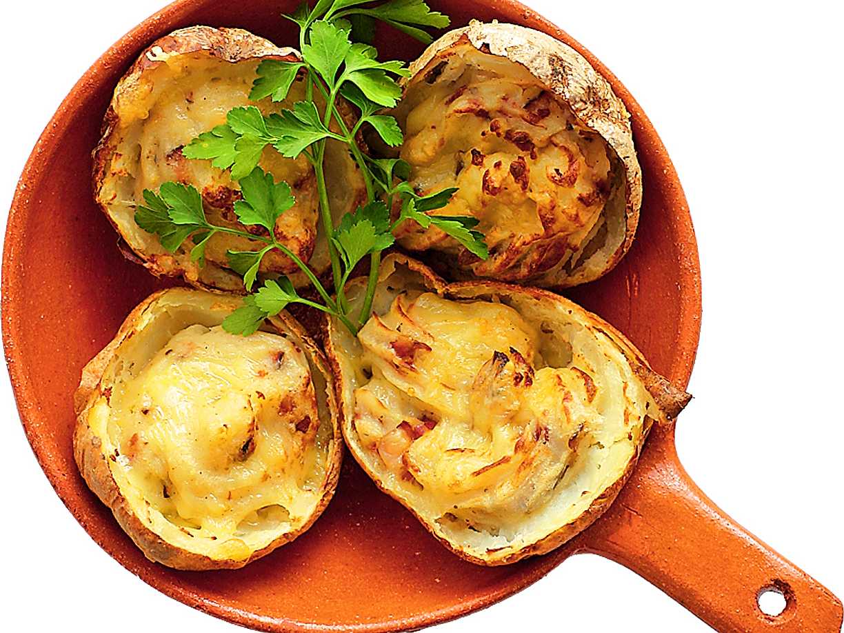 Ost- och baconfylld bakpotatis | Köket.se