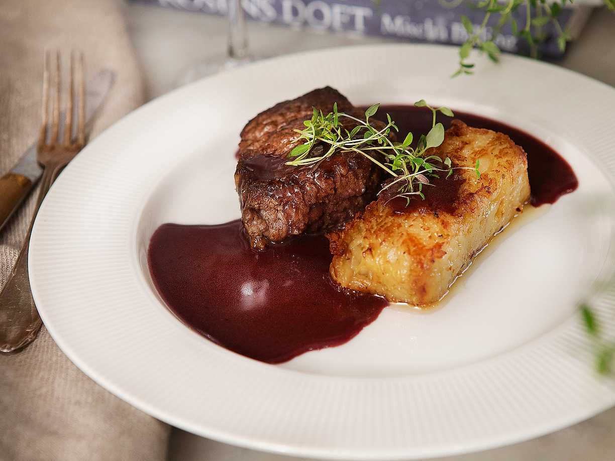Oxfilé med potatiskaka och rödvinssås | Köket.se