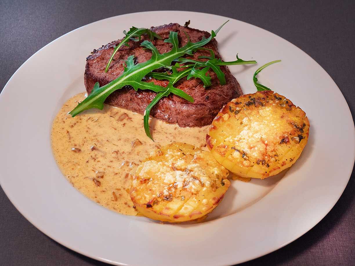 Oxfilé med västerbottenspotatis och kantarellsås | Köket.se