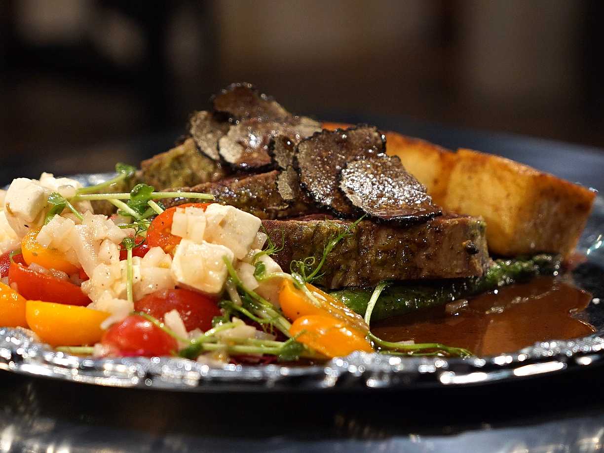 Oxfilé provencale med rödvinsås och fetaostsallad | Köket.se