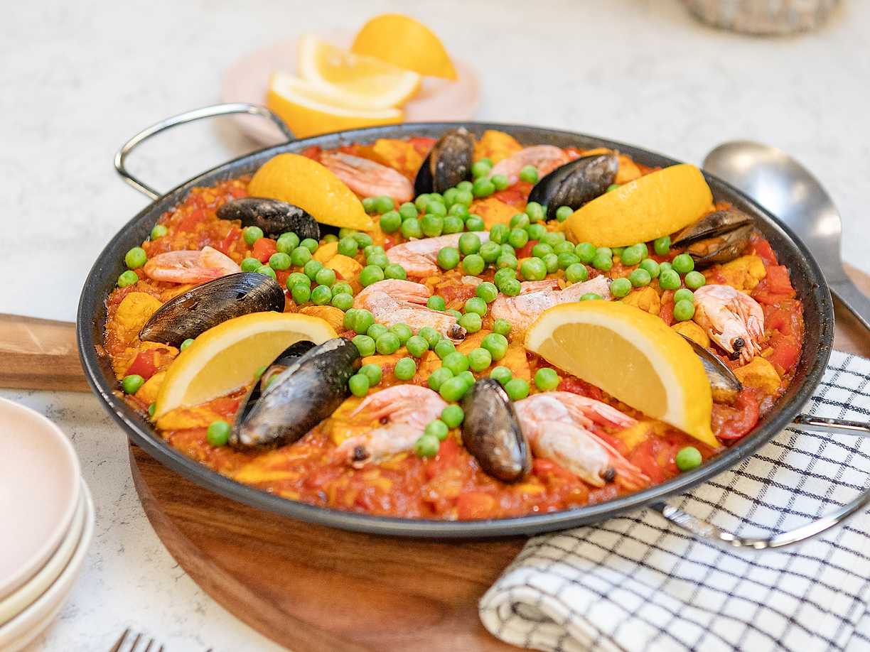 Paella med räkor och blåmusslor | Köket.se