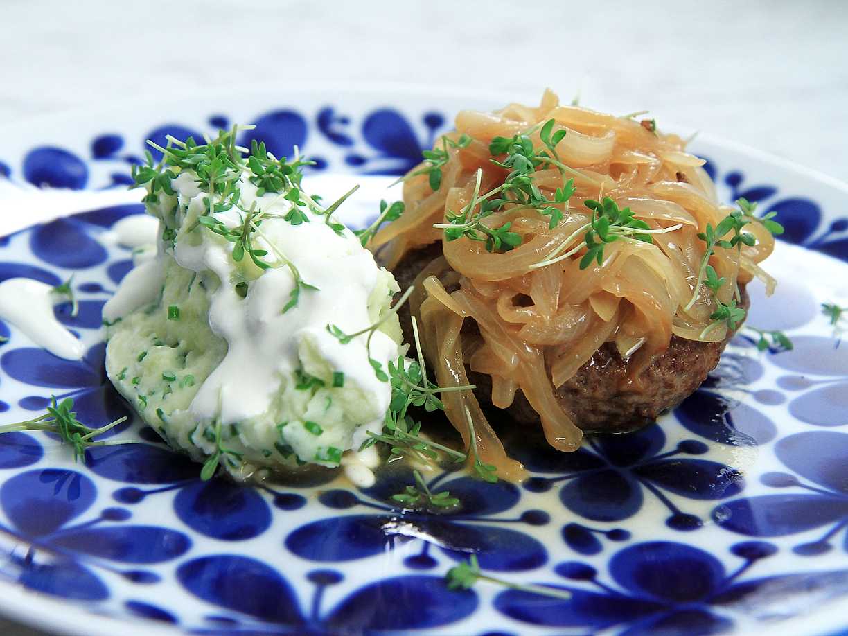 Pannbiff med löksky och mosad potatis | Köket.se