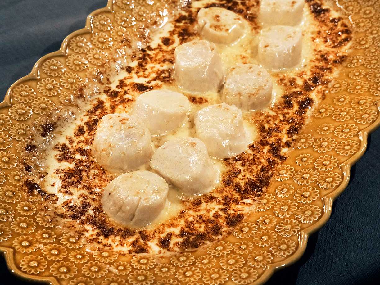 Parmesangratinerade pilgrimsmusslor - Nils Molinders recept | Köket.se