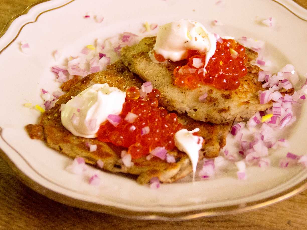 Pastorns blinier med laxrom och smetana | Köket.se