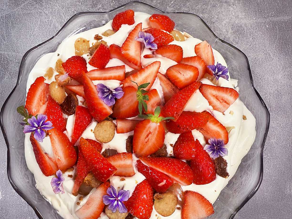 Pavlovatårta med lemon curd och jordgubbar | Köket.se