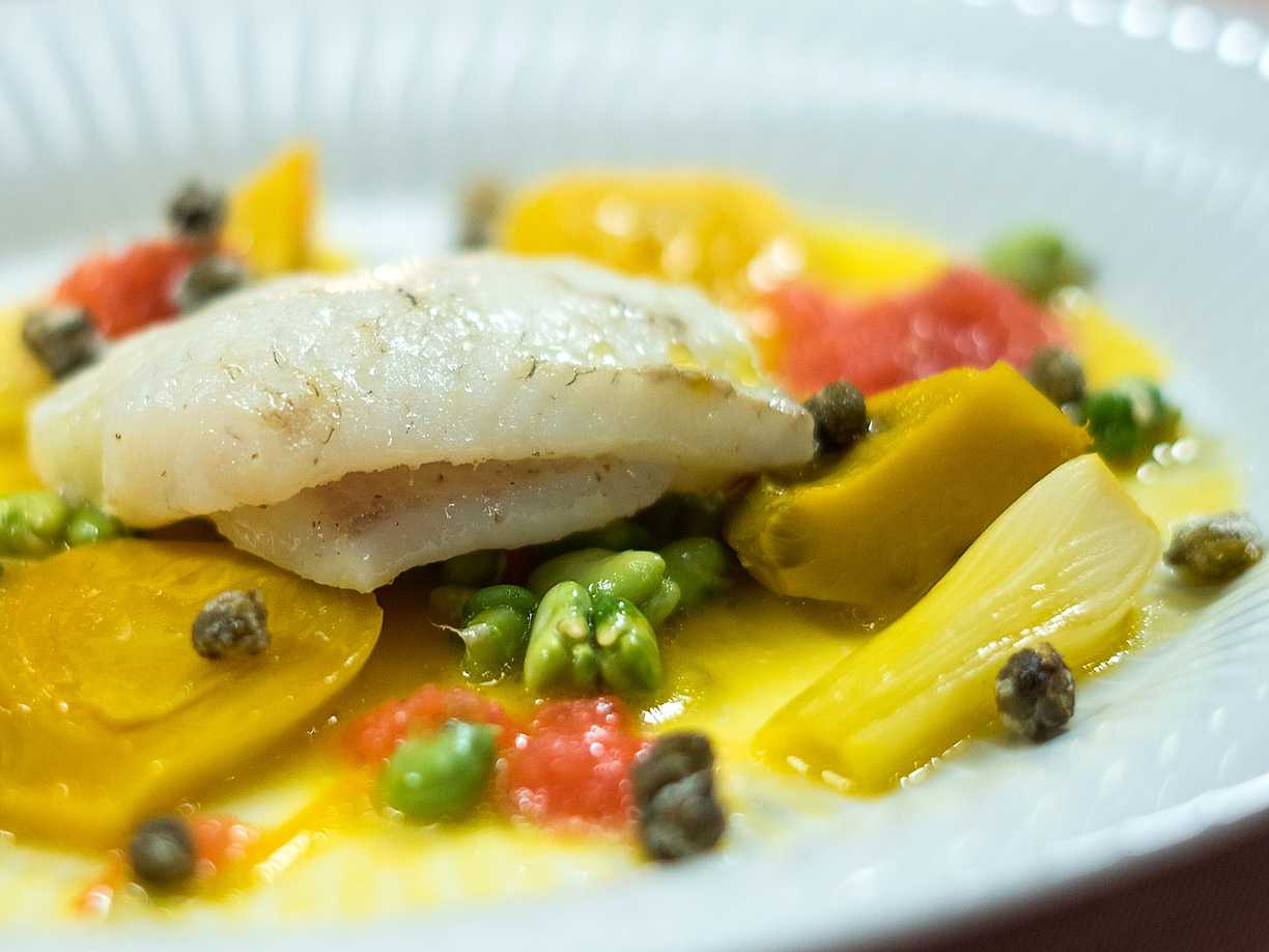 Piggvar och ljummet saffransgrönt med mussel- och tomatbuljong | Köket.se