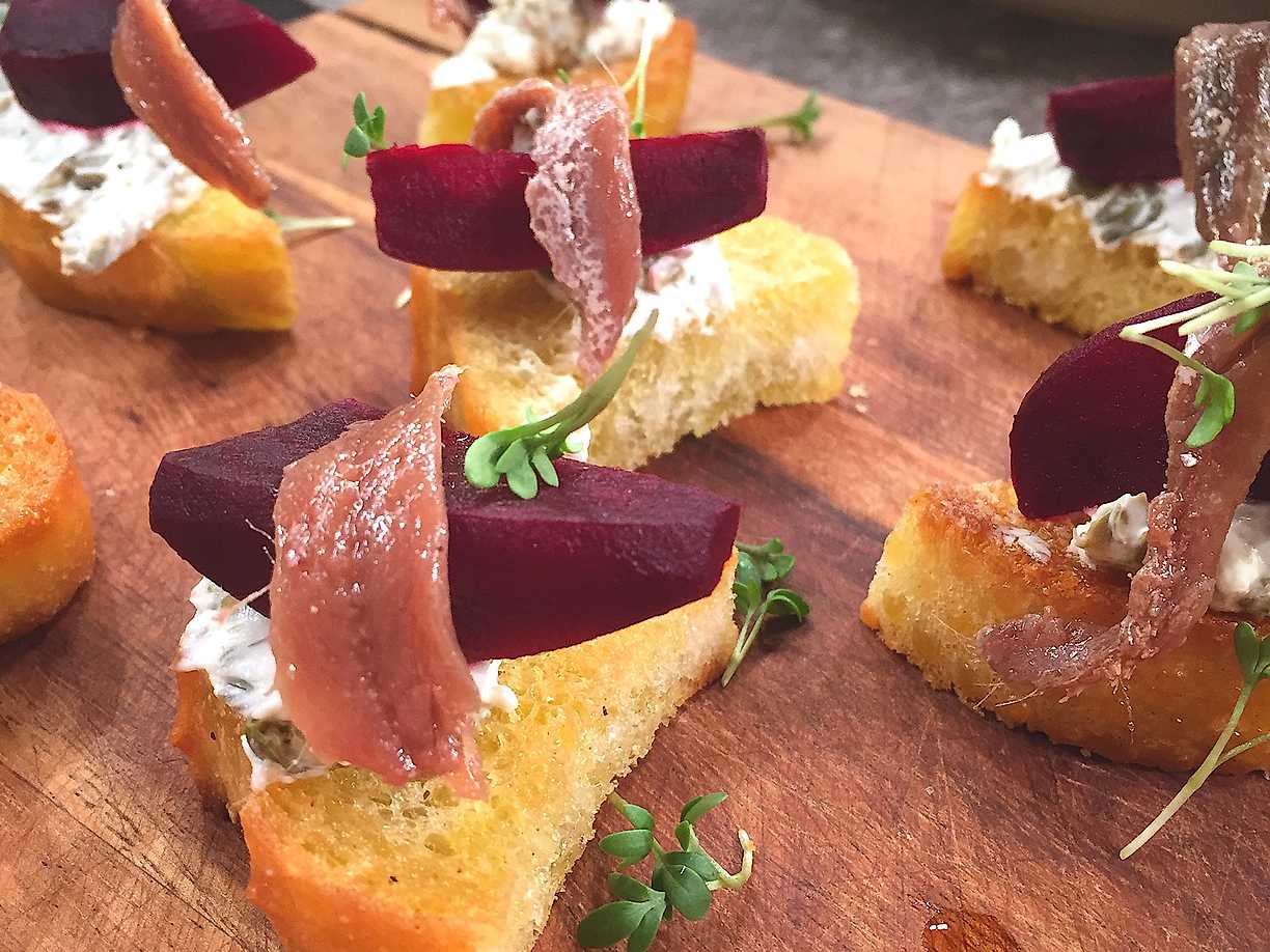Pinchos med kaprisfärskost, rödbeta och sardell | Köket.se