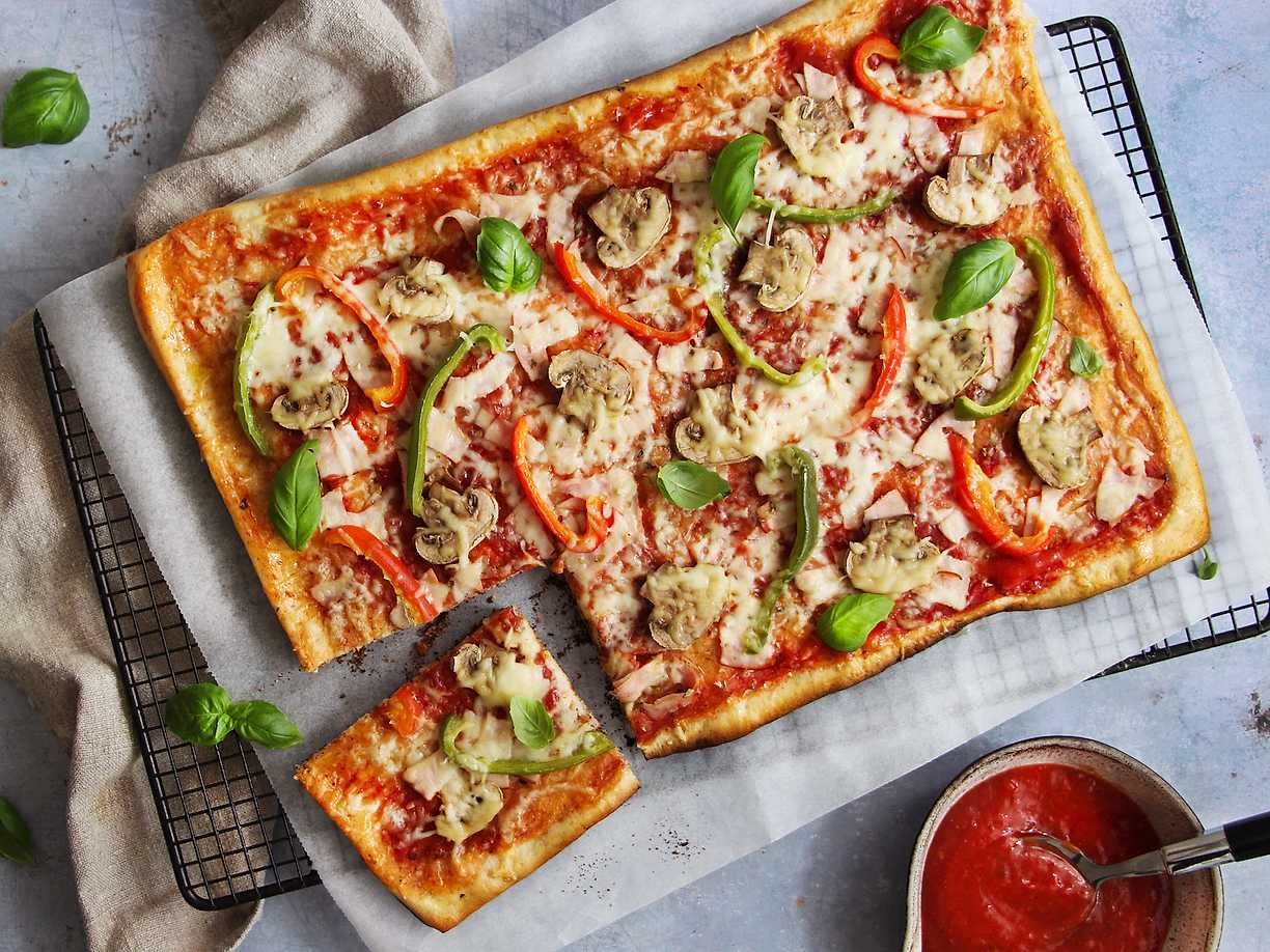 Pizza med ost och skinka | Köket.se