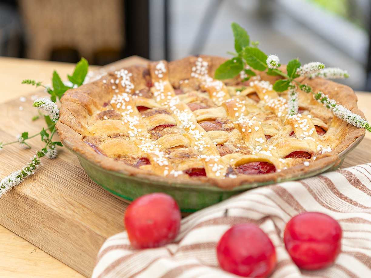 Plommon- och valnötspaj | Köket.se