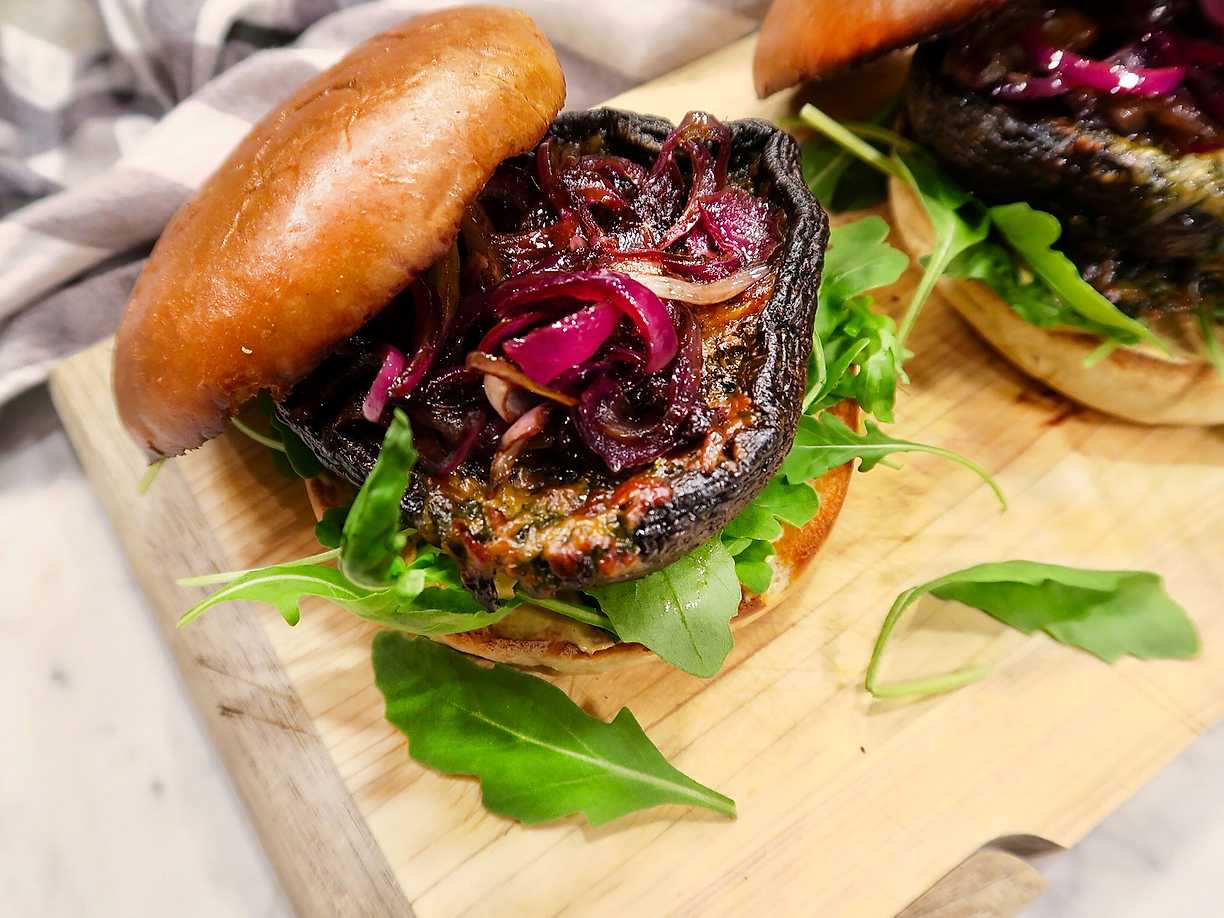 Maffig portabelloburgare med gruyèreost och karamelliserad lök | Köket.se