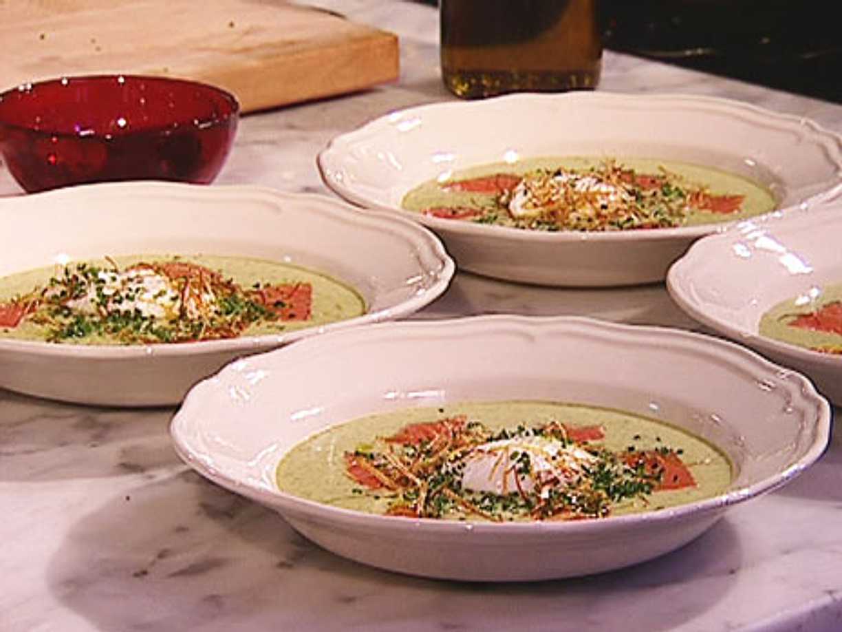 Potatis och purjolöksoppa med rökt lax och pocherat ägg | Köket.se