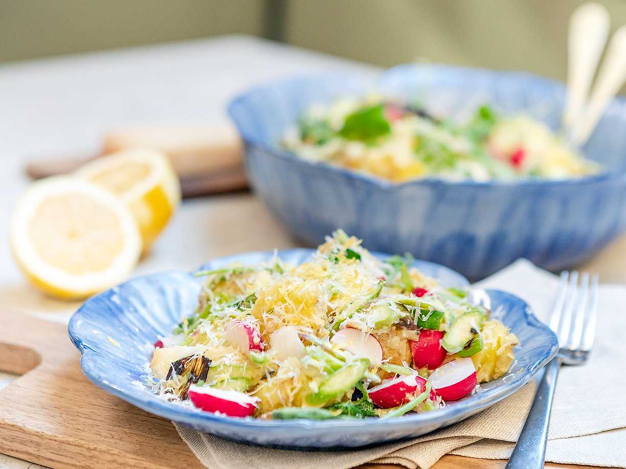 Potatissallad med sparris, grillad färsk lök och krämig dressing | Köket.se