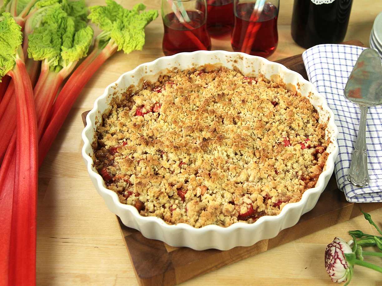 Rabarberpaj med dinkelsmuldeg | Köket.se