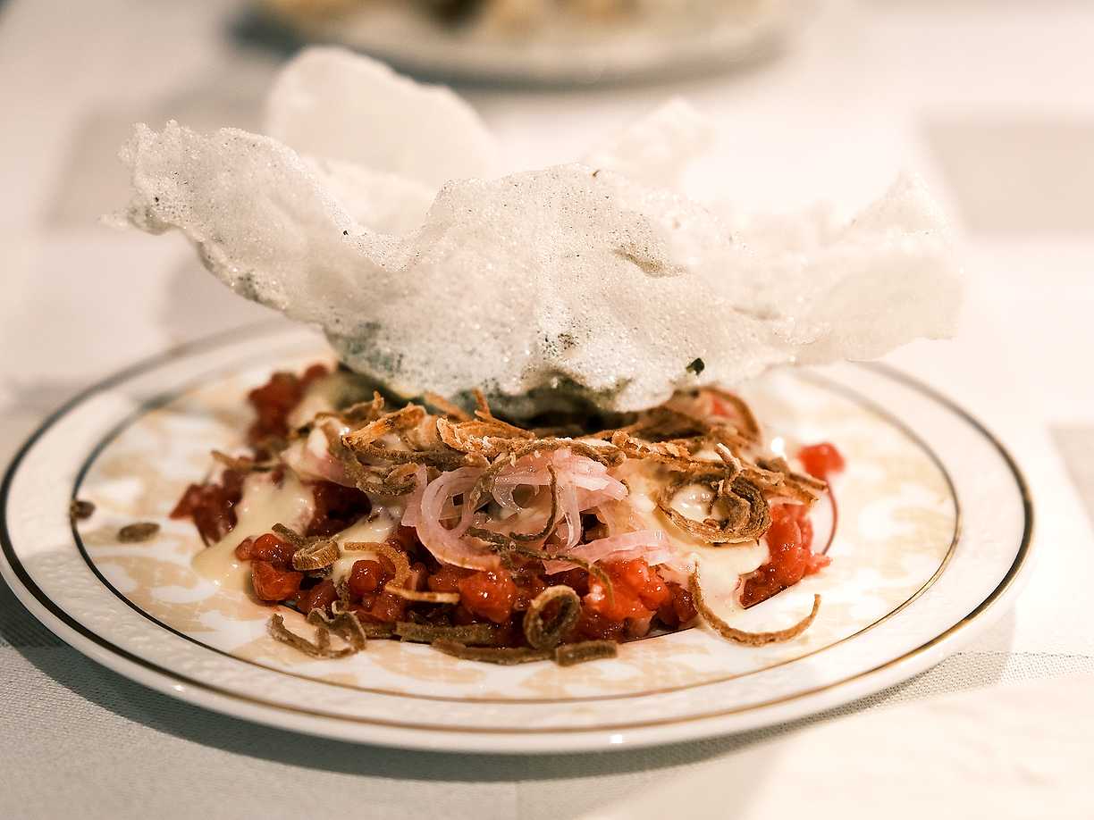 Råbiff med misomajonnäs och frasigt rispapper | Köket.se